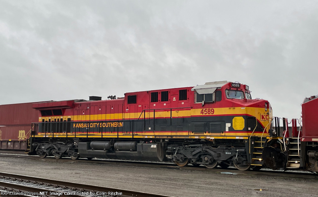 Roster shot of KCS 4589 with CP 8920 sitting in the fuelling spur, north end of the Robert's ...